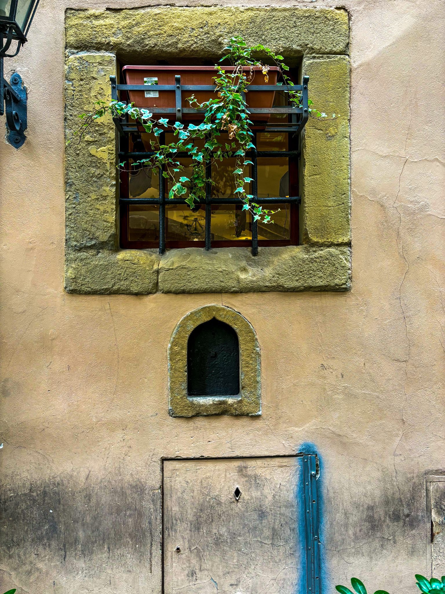 5 Best Wine Windows in Florence (with Map) - backpacks and bubbly