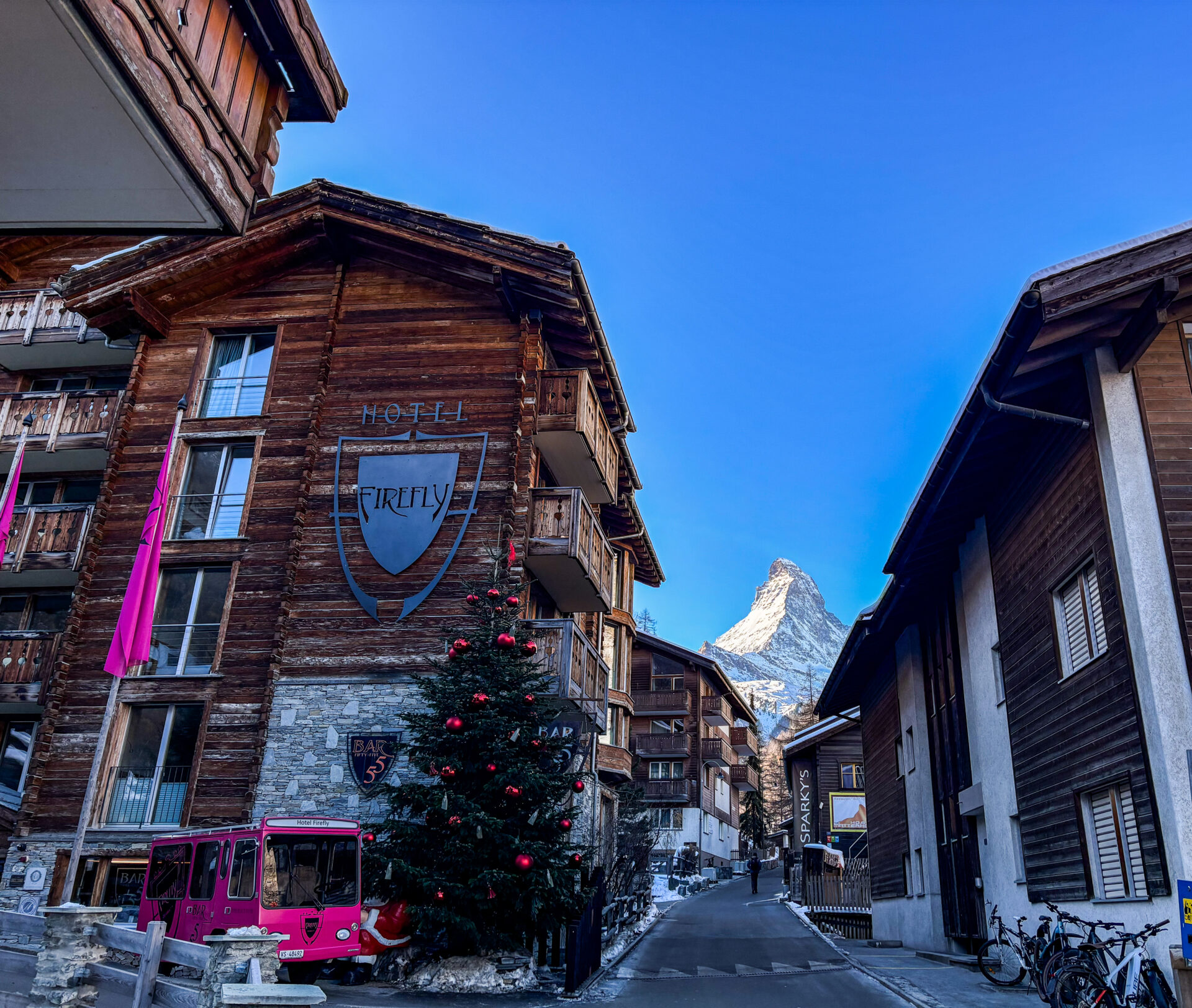 8 Best Après Ski Bars in Zermatt: Drinks, Music & Matterhorn Views