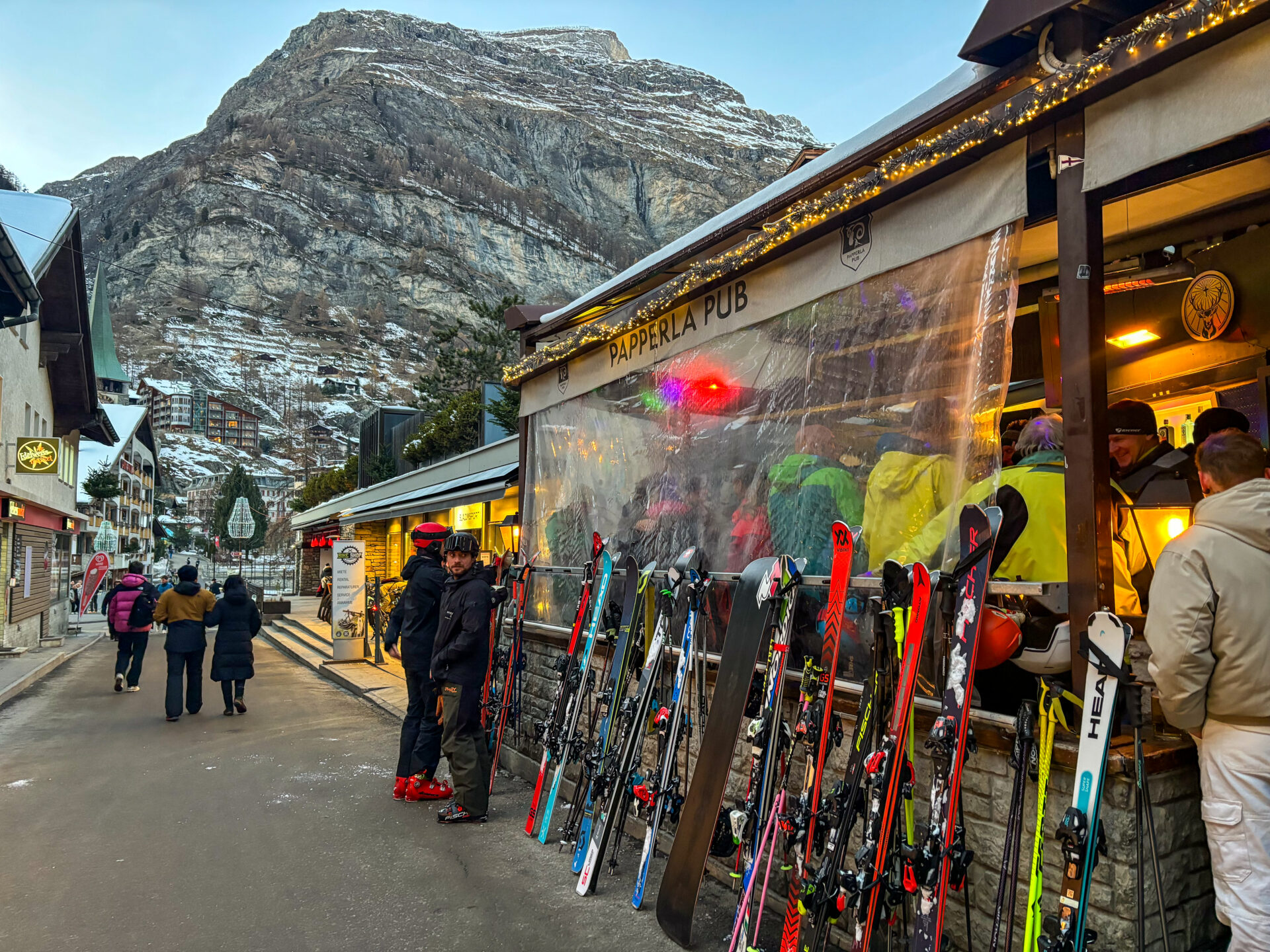 8 Best Après Ski Bars in Zermatt: Drinks, Music & Matterhorn Views