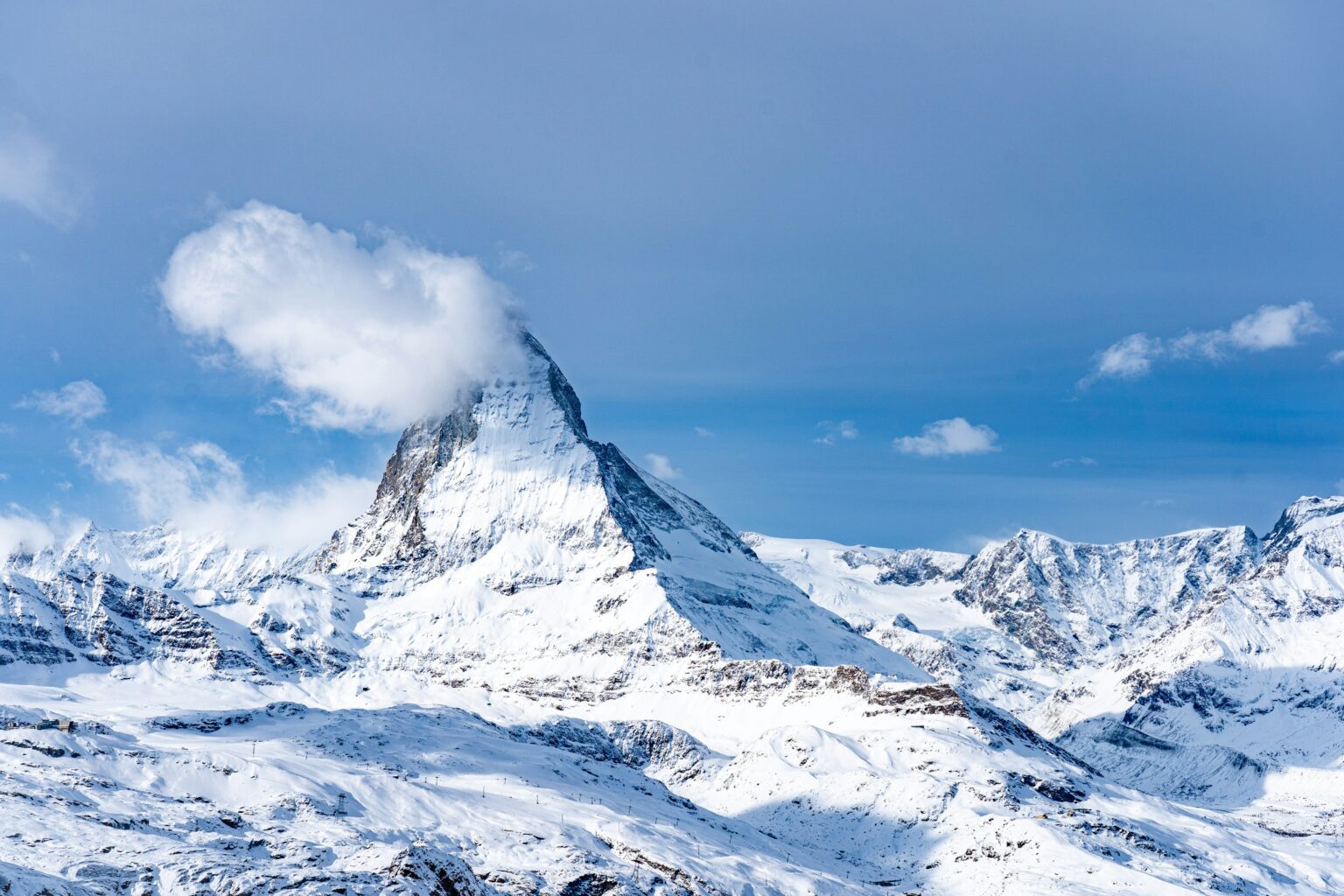 The Ultimate Guide to Skiing in Zermatt: Tips, Trails & Après-Ski
