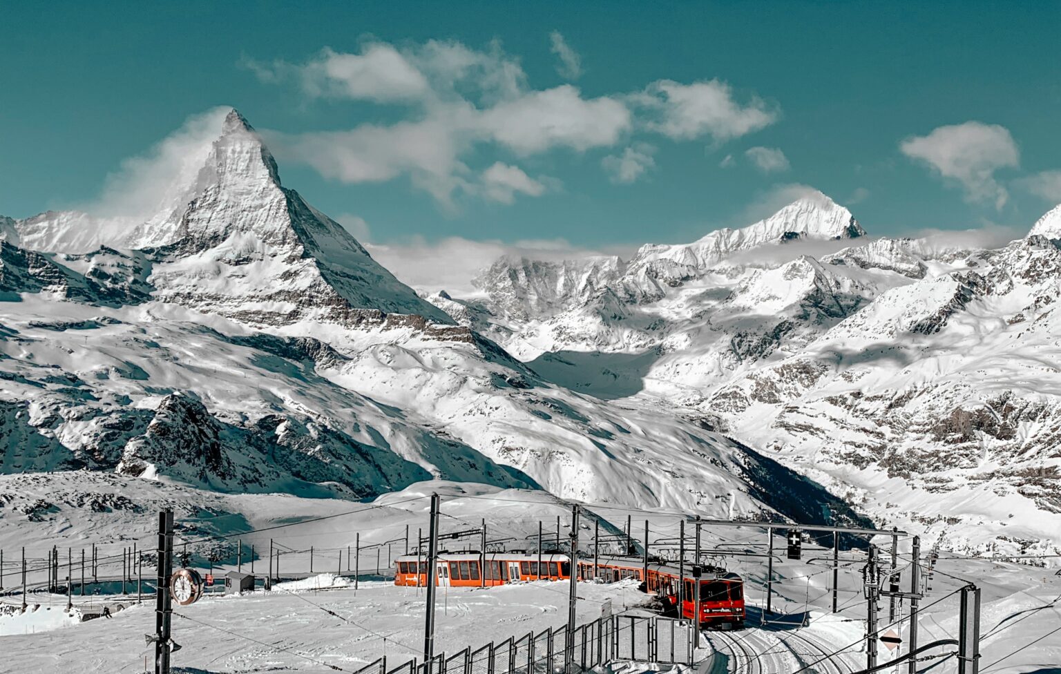 The Ultimate Guide to Skiing in Zermatt: Tips, Trails & Après-Ski