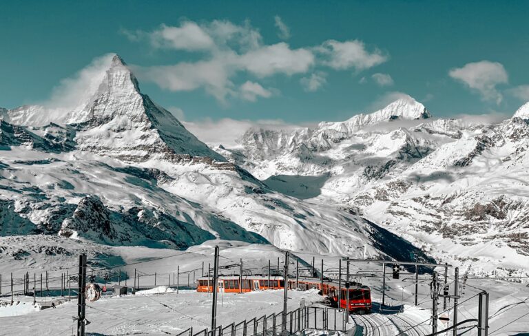 The Ultimate Guide to Skiing in Zermatt: Tips, Trails & Après-Ski